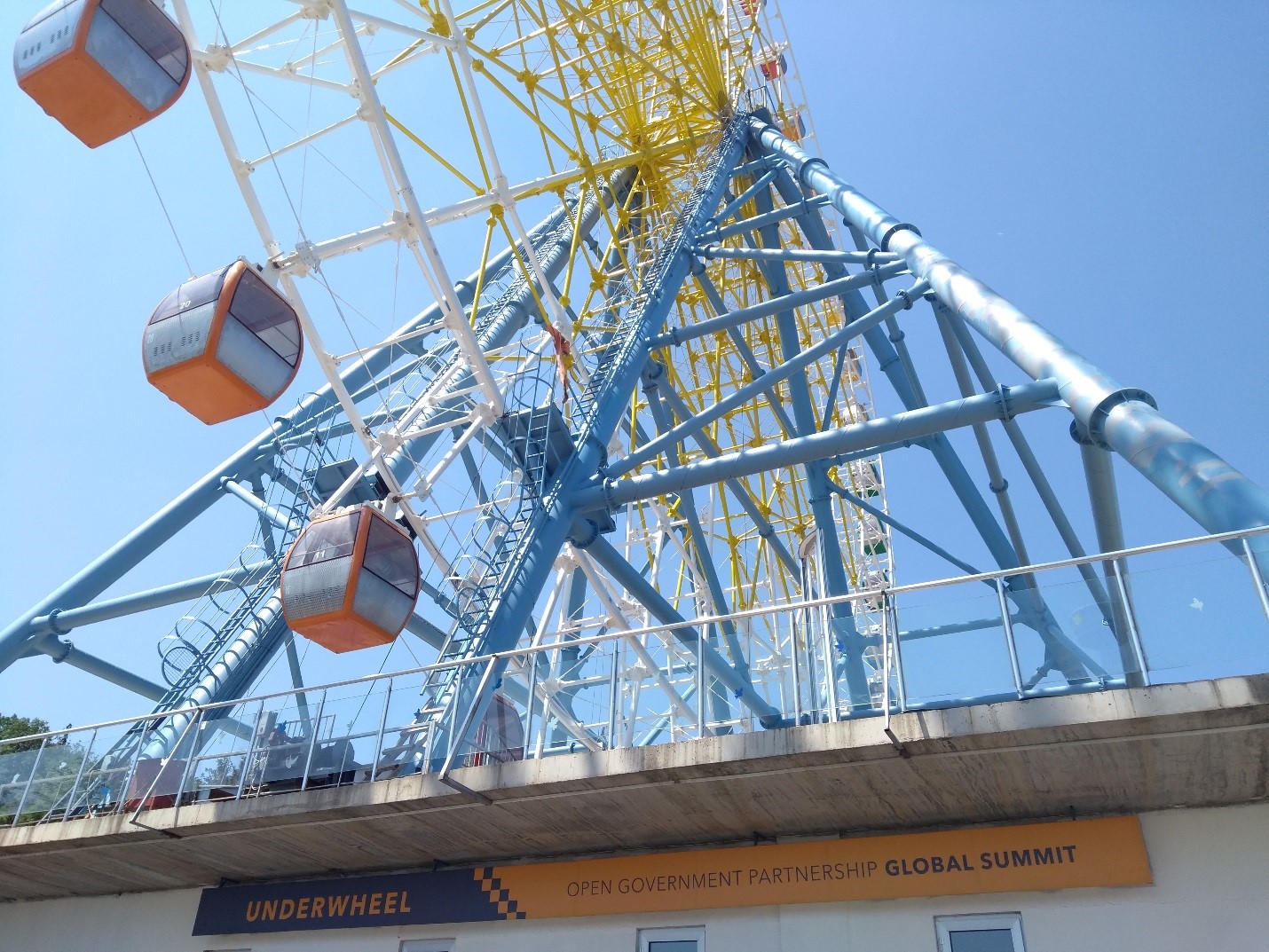 What happens when you cross a robot, MCC and a Ferris wheel ...